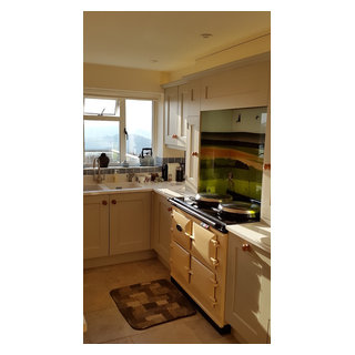 AGA recessed printed glass splashback - Farmhouse - Kitchen - London ...