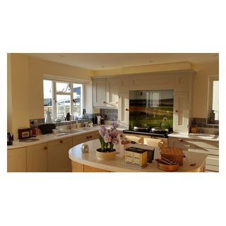 AGA recessed printed glass splashback - Farmhouse - Kitchen - London ...