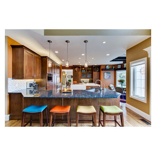 Alder Cabinets For A Transitional Style Kitchen - Klassisch modern ...