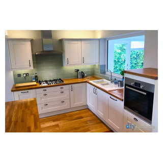 An Innova Linwood Alabster Shaker Kitchen - Real Customer Kitchens 2019 - Classique - Cuisine ...