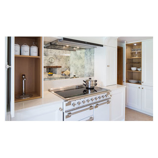 Antique finished mirrored splashback behind a Rangemaster range cooker ...