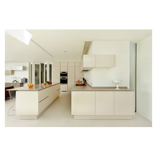 Bellamy - a sleek and contemporary open plan kitchen and dining space ...