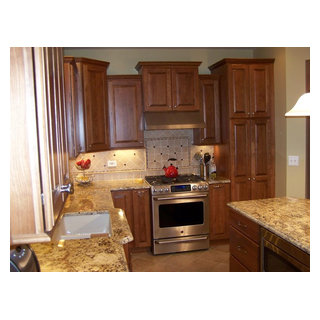 Berg - Traditional - Kitchen - Chicago - by JandB Kitchen Designs | Houzz