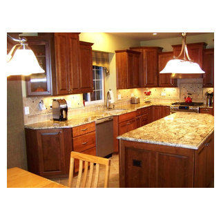 Berg - Traditional - Kitchen - Chicago - by JandB Kitchen Designs | Houzz