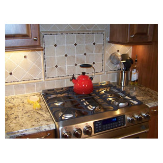 Berg - Traditional - Kitchen - Chicago - by JandB Kitchen Designs | Houzz