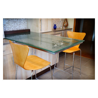 Breakfast table with textured glass counter for a modern kitchen ...