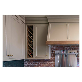 Brookline - Farmhouse - Kitchen - Boston - by Lisa Davis Interiors | Houzz