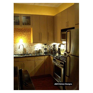 Burr - Contemporary - Kitchen - Chicago - by JandB Kitchen Designs | Houzz