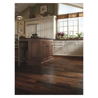 Cape Cod Kitchen with Off White Cabinets - Traditional - Kitchen - Los ...