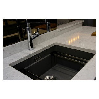Classic Shaker Style Kitchen in Cashmere & Anthracite Grey ...