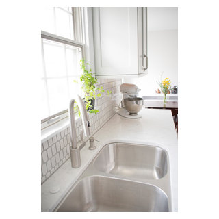 Classic Transitional Kitchen - Transitional - Kitchen - Chicago - by ...