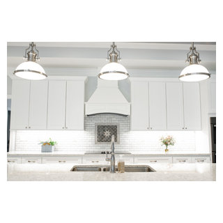 Classic White Entertaining Kitchen - トランジショナル - キッチン - シャーロット - G.W ...
