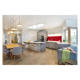 Concrete effect large kitchen with red splashback - Contemporary ...