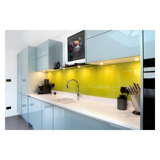 Contemporary high gloss kitchen with yellow splashback - Contemporary ...