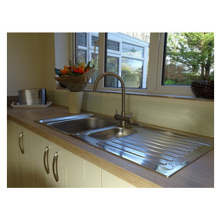 Contemporary Shaker kitchen - Traditional - Kitchen - Hampshire - by ...