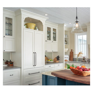 Countryside Traditional Kitchen - Astro Design - Ottawa - Klassisch ...