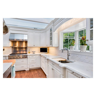 Decorative Posts at th Range and Sink - Traditional - Kitchen - New ...