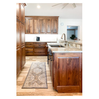 Deluxe Walnut Kitchen & Island - Classique Chic - Cuisine - par Miller ...