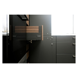 Display Kitchen: Dark Grey Matt Lacquer Door and wood effect finish ...
