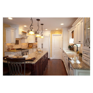 Donna Place - Traditional - Kitchen - New York - by Beautiful Spaces ...