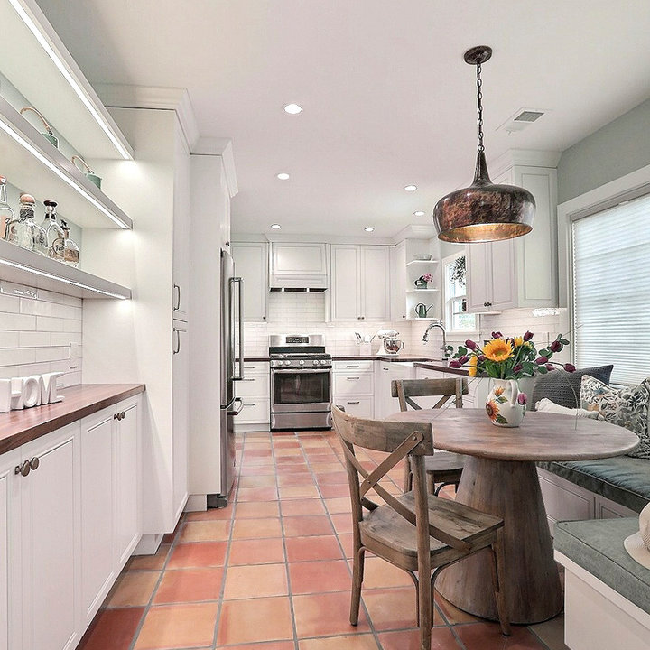 75 Beautiful Kitchen with Terra-cotta Floors Ideas & Designs - October ...