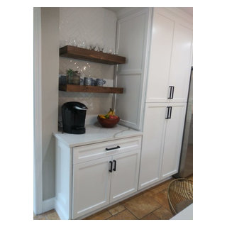 Full kitchen remodel with shaker full overlay doors - Klassisch - Küche ...