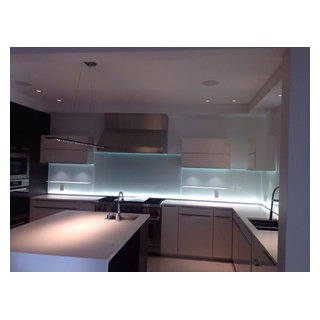 Glass Kitchen Backsplash w/LED Lighting - Modern - Kitchen - Montreal ...