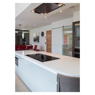 Gloss and wood kitchen with red breakfast bar - Moderno - Cocina ...