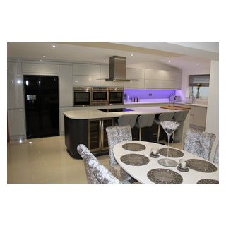 Graphite painted Oak and Gloss Kitchen with Quartz and Solid Oak ...