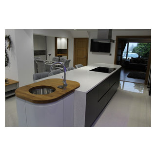Graphite painted Oak and Gloss Kitchen with Quartz and Solid Oak ...