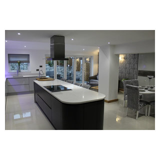 Graphite painted Oak and Gloss Kitchen with Quartz and Solid Oak ...