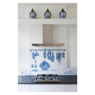 Hand painted Delft blue backsplash tile panel - Moderne - Cuisine ...