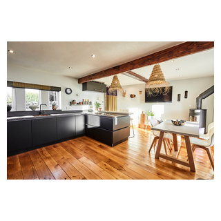 Handle-less Black kitchen with Copper accents & bespoke Concrete ...
