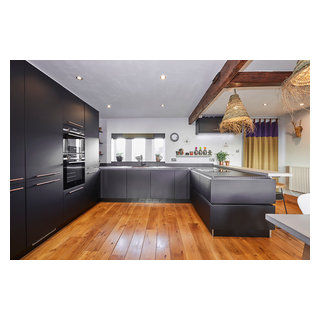 Handle-less Black kitchen with Copper accents & bespoke Concrete ...