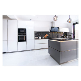 Handless design in light grey high gloss lacquer finish - Modern ...