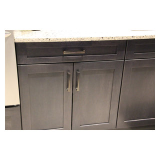 Harrowsmith Dark Grey Maple Stain Shaker Kitchen - Klassisch modern ...