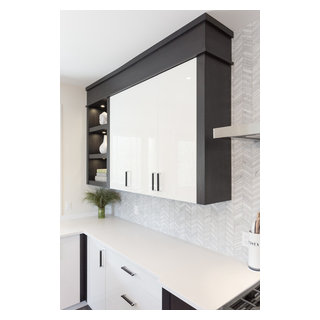 High gloss white kitchen with dark vertical grain wood - Moderne ...
