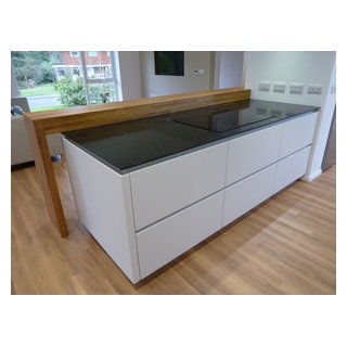 White Matt Lacquer with Silestone and Spekva worktops - Contemporary ...