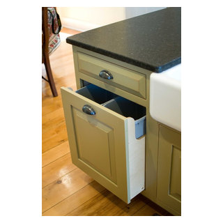 Island countertop in Ubatuba Leather granite, double trash pullout to ...