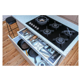 Kitchen island gas cooktop - Modern - Kitchen - Sydney - by Improva | Houzz