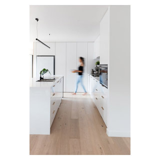 Kitchen - full height flash panel pantry doors - Moderne - Cuisine ...