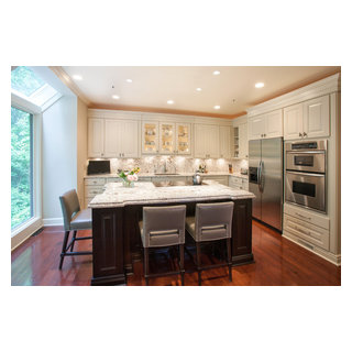 Kitchen Island Two Tone Kitchen Design in Potomac MD - Clásico renovado ...