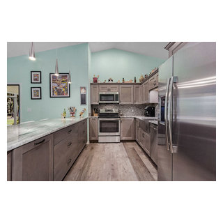 Kitchen Update Done in a Columbia Door Style - Klassisch modern - Küche ...