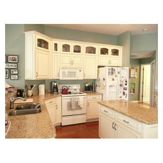 Kitchen Update Done In A Maple Raised Panel Door - Clásico - Cocina ...