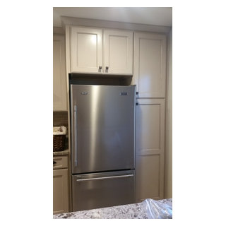 Kraftmaid Ruxton Maple- Chai with Cocoa Glaze - Farmhouse - Kitchen ...