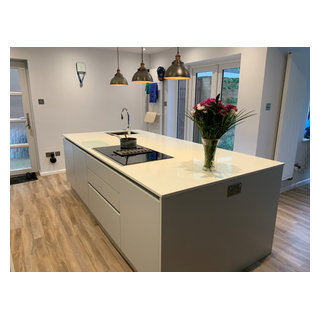 Large central kitchen island - Contemporary - Kitchen - Buckinghamshire - by Lima Kitchens | Houzz