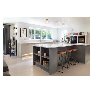 Large traditional neutral shaker kitchen with T-shaped island ...