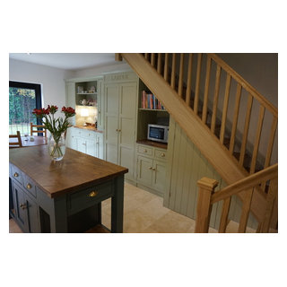 Light green rustic farmhouse or cottage style kitchen - Casa de campo ...