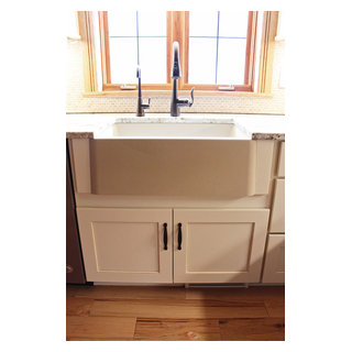 Log Cabin Rustic White Kitchen Cabinets with Granite and Wood ...