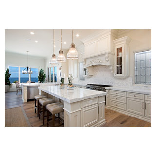 Luxury Kitchen in Cooler Color Palette - Classique Chic - Cuisine ...